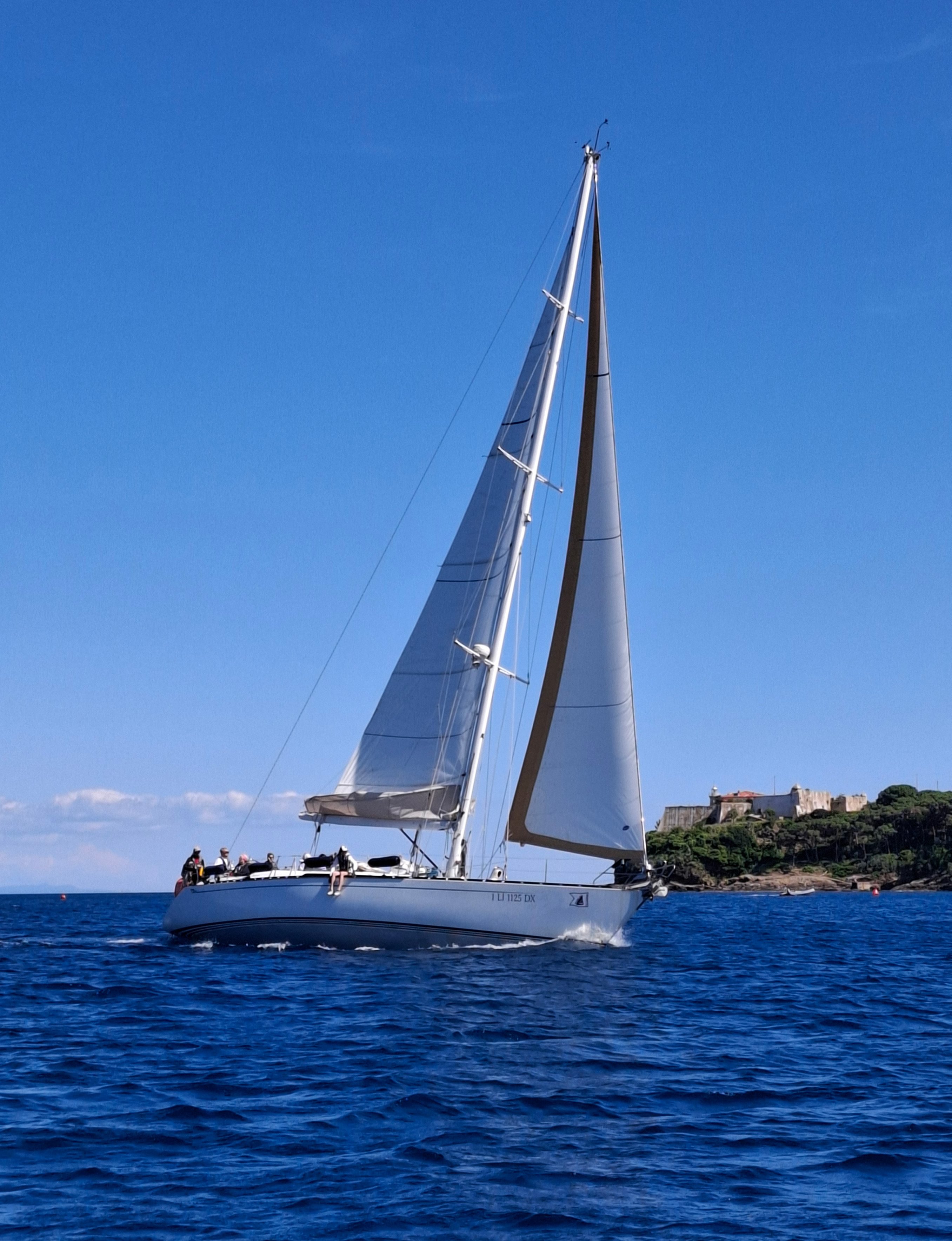 Learn to sail and have fun with us